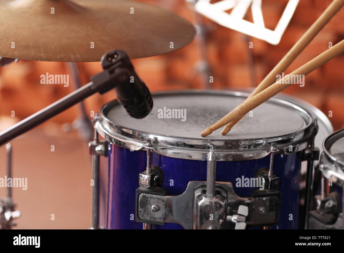 Set of drums in a recording studio Stock Photo - Alamy