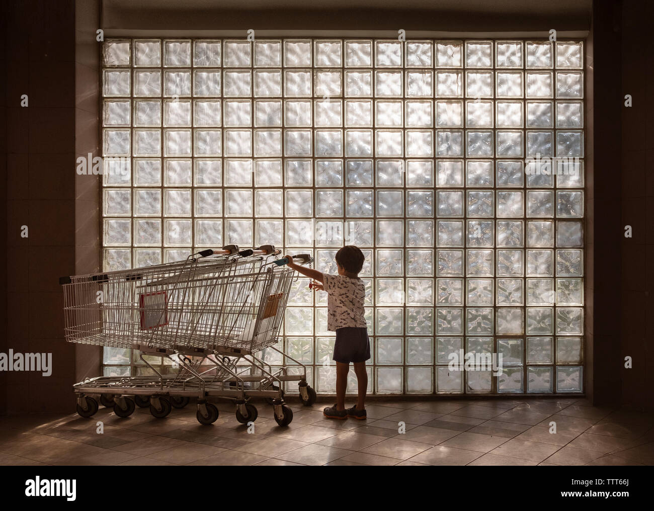 Child grocery store hi-res stock photography and images - Alamy