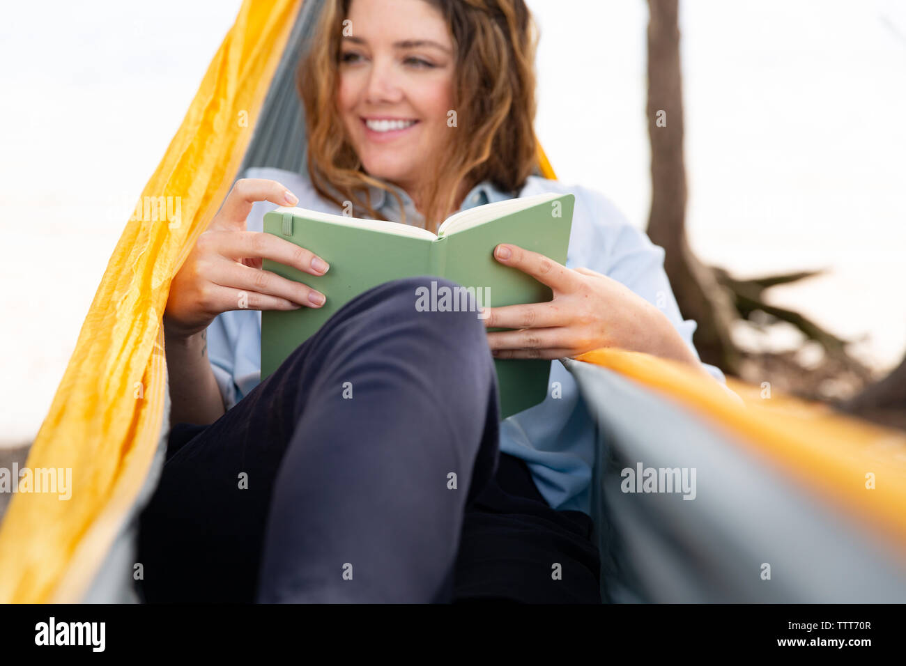 Beach alone reading hi-res stock photography and images - Alamy