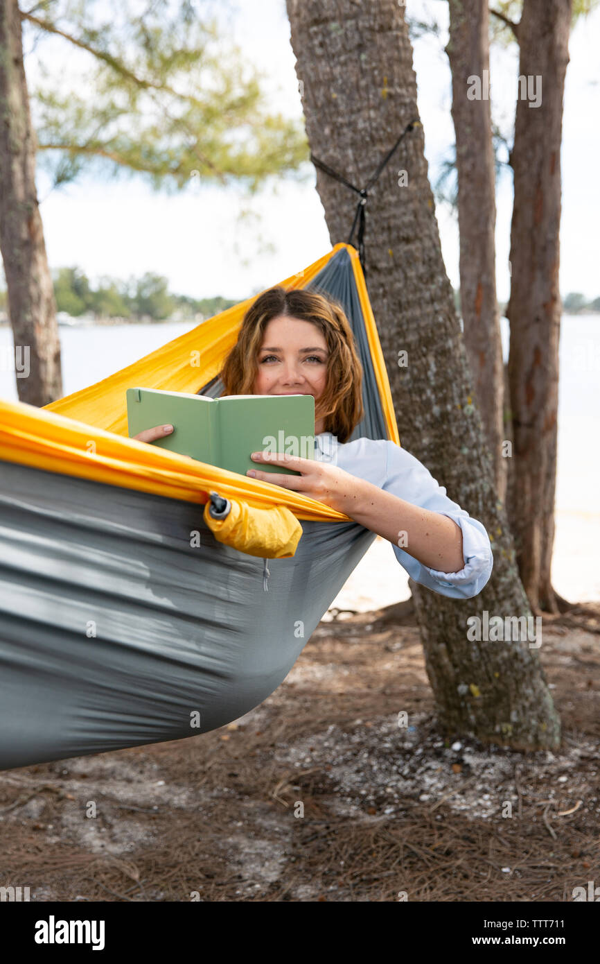 Beach alone reading hi-res stock photography and images - Alamy