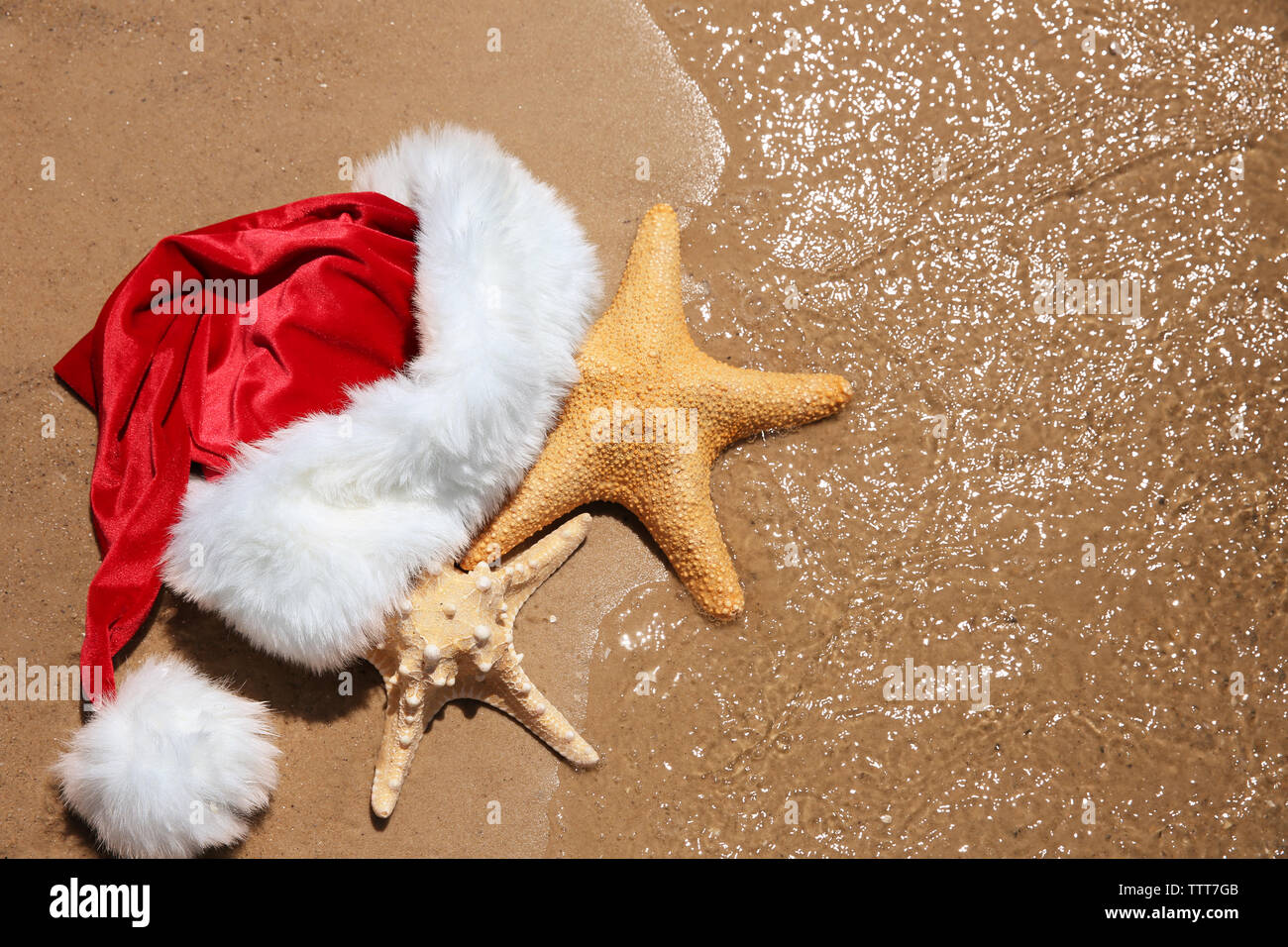 Santa hat with sea stars on beach. Christmas holiday concept Stock ...
