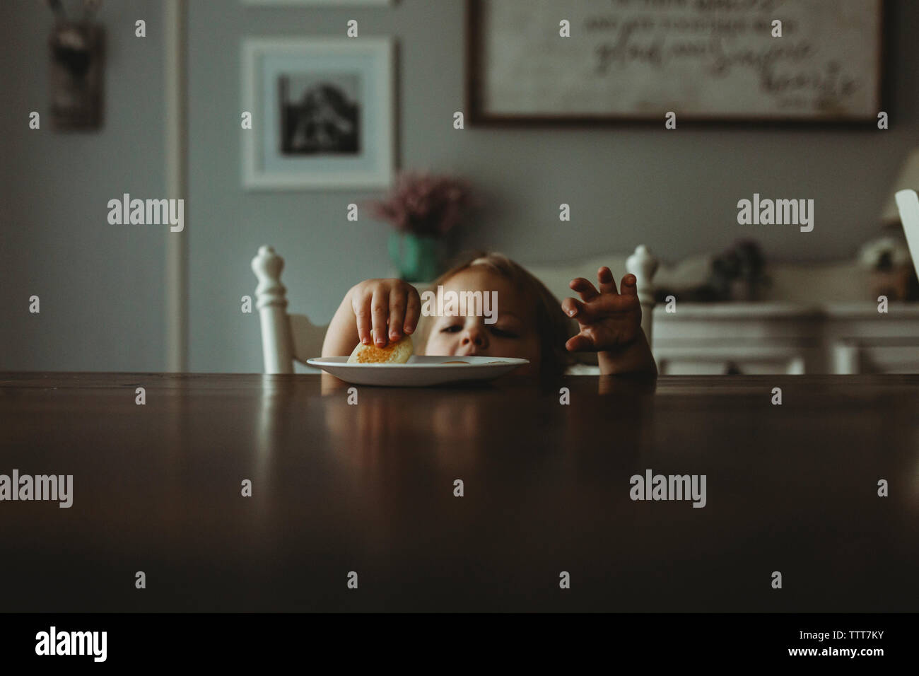 Girl food plate hi-res stock photography and images - Alamy
