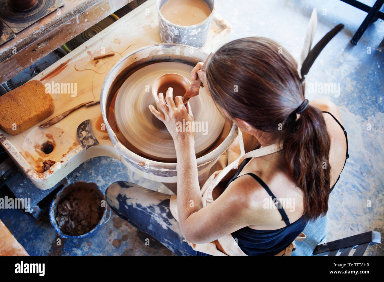 Potter making clay pots hi-res stock photography and images - Alamy