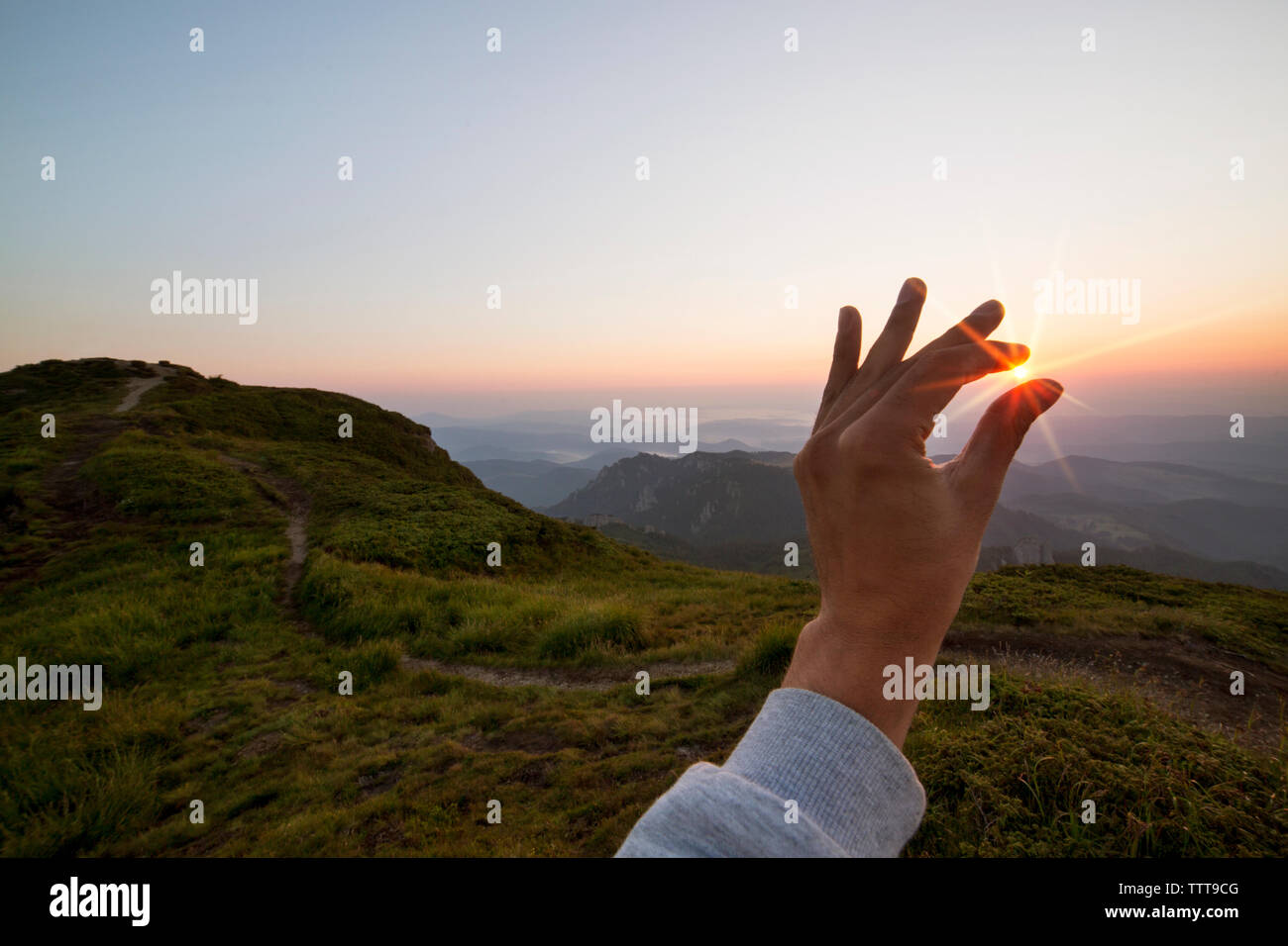 Optical illusion hand hi-res stock photography and images - Alamy