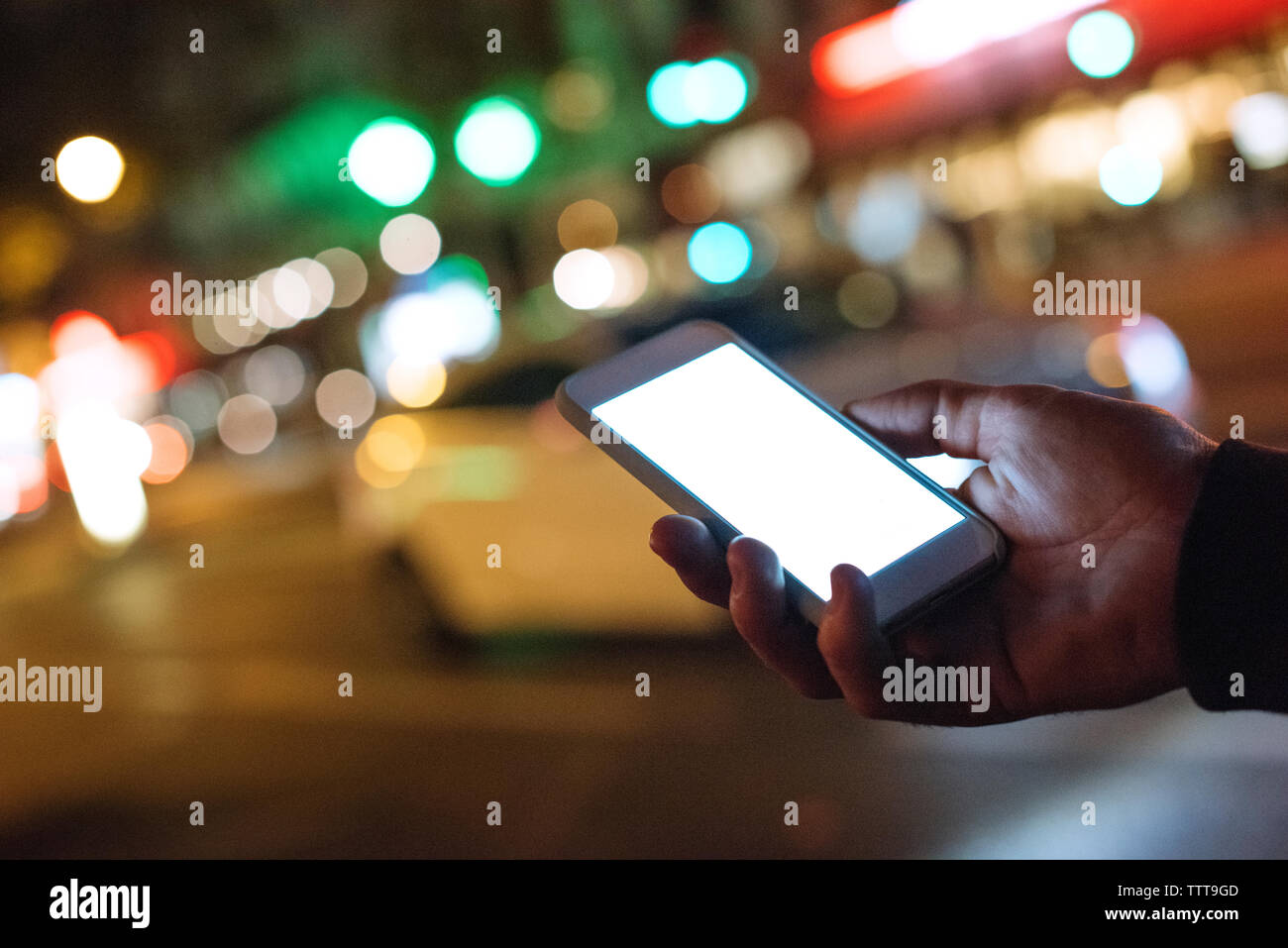 Night holding phone hi-res stock photography and images - Alamy