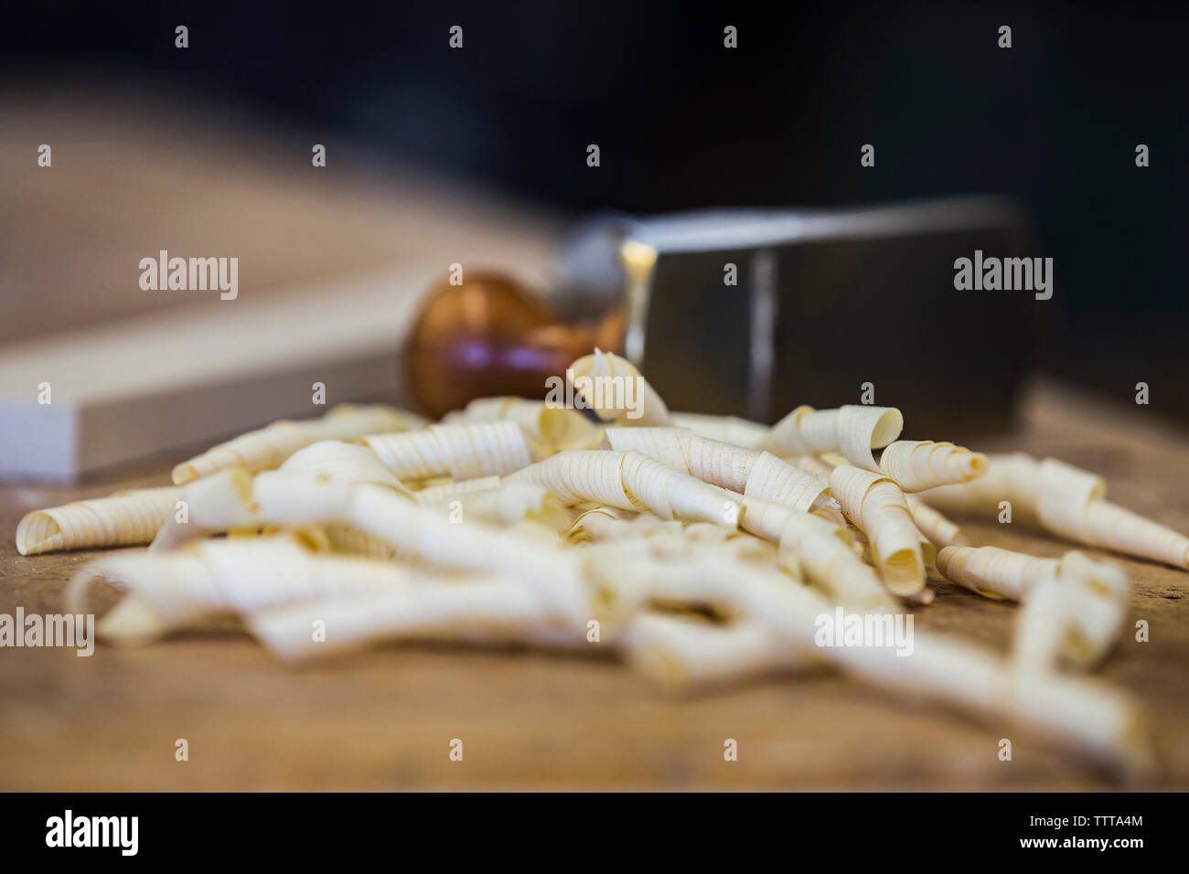 Close-up of wood shavings on workbench at workshop Stock Photo - Alamy