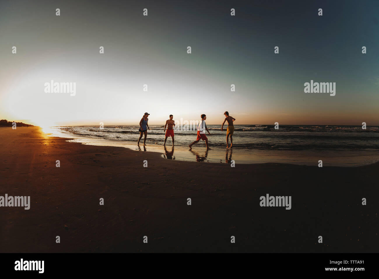 Siblings at the beach hi-res stock photography and images - Alamy