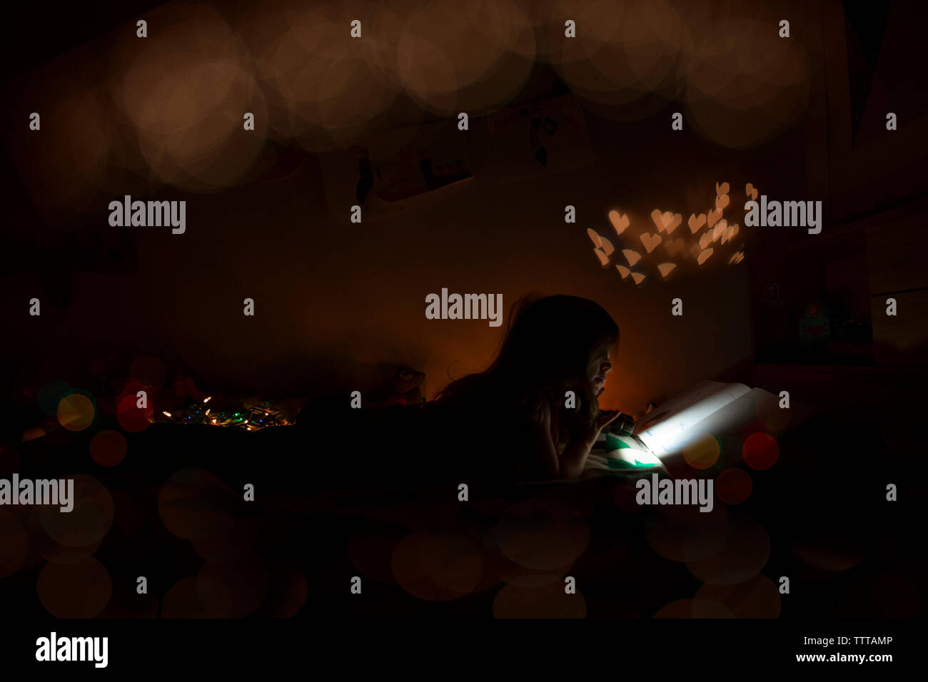 Silhouette girl reading book hi-res stock photography and images - Alamy