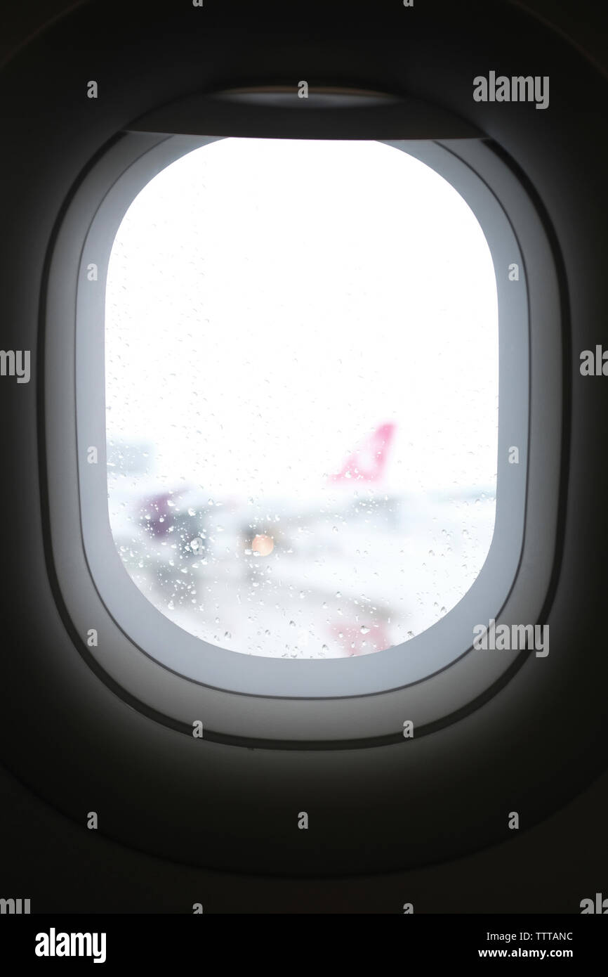 Airplane drops hi-res stock photography and images - Alamy