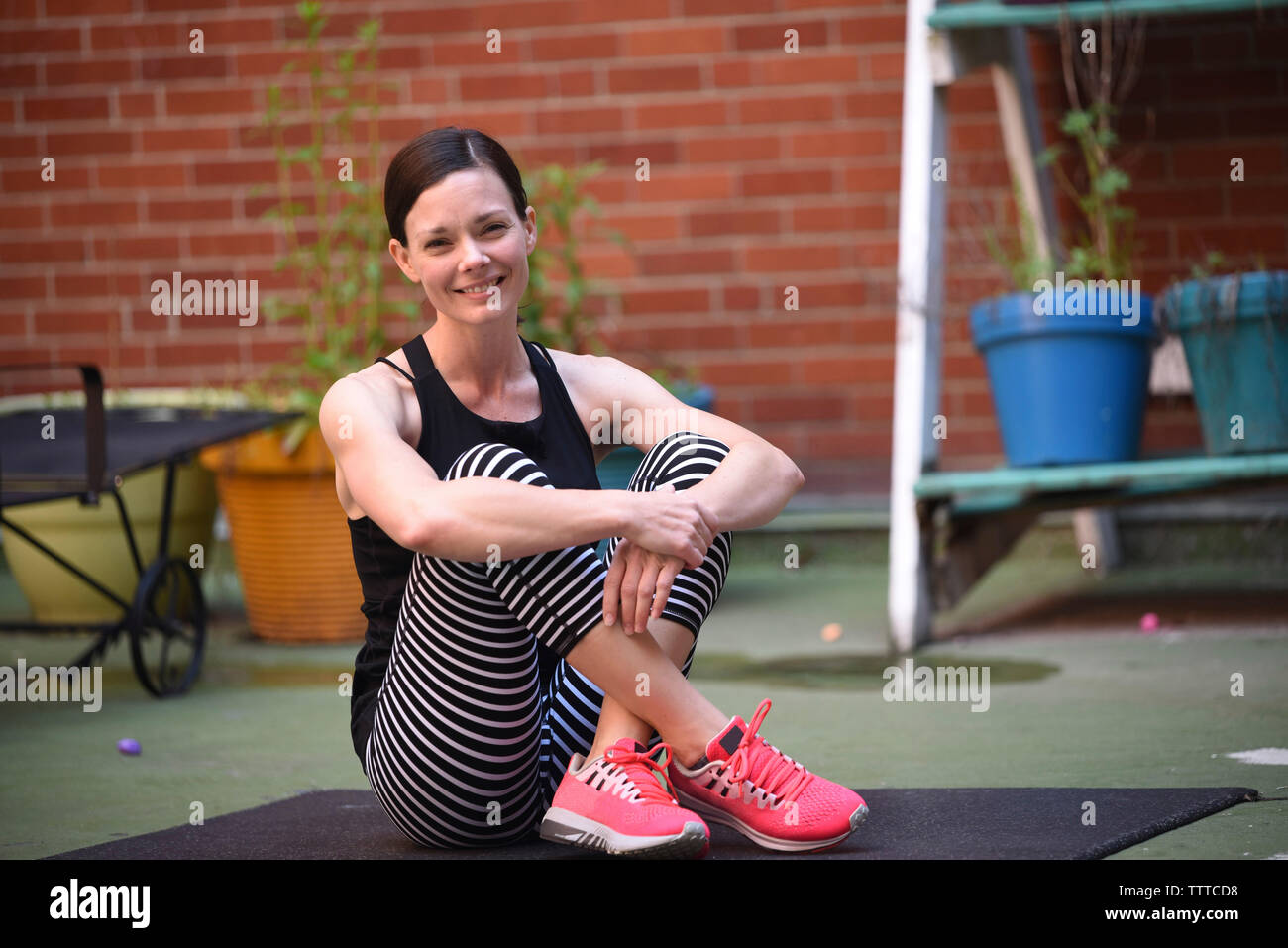 Wall sitting exercise hi-res stock photography and images - Alamy