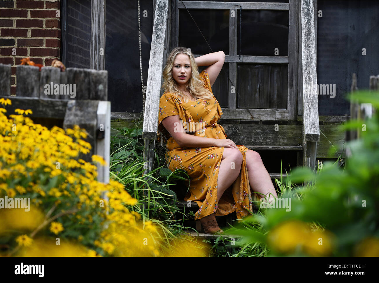 House woman hand nature background hi-res stock photography and images ...