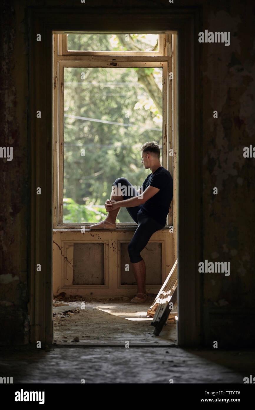 Male ballet dancer hi-res stock photography and images - Alamy