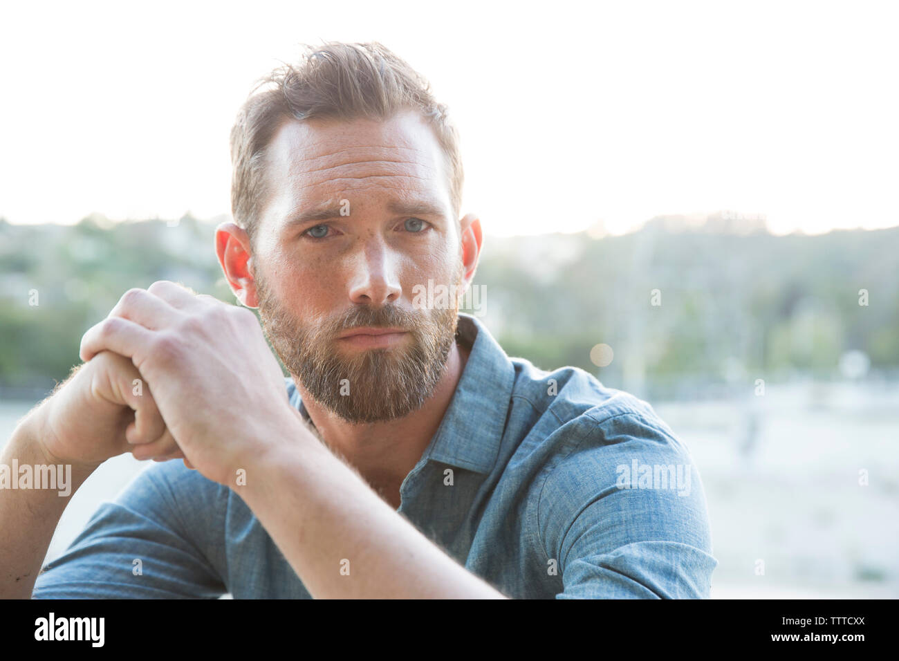 Man staring sky hi-res stock photography and images - Alamy
