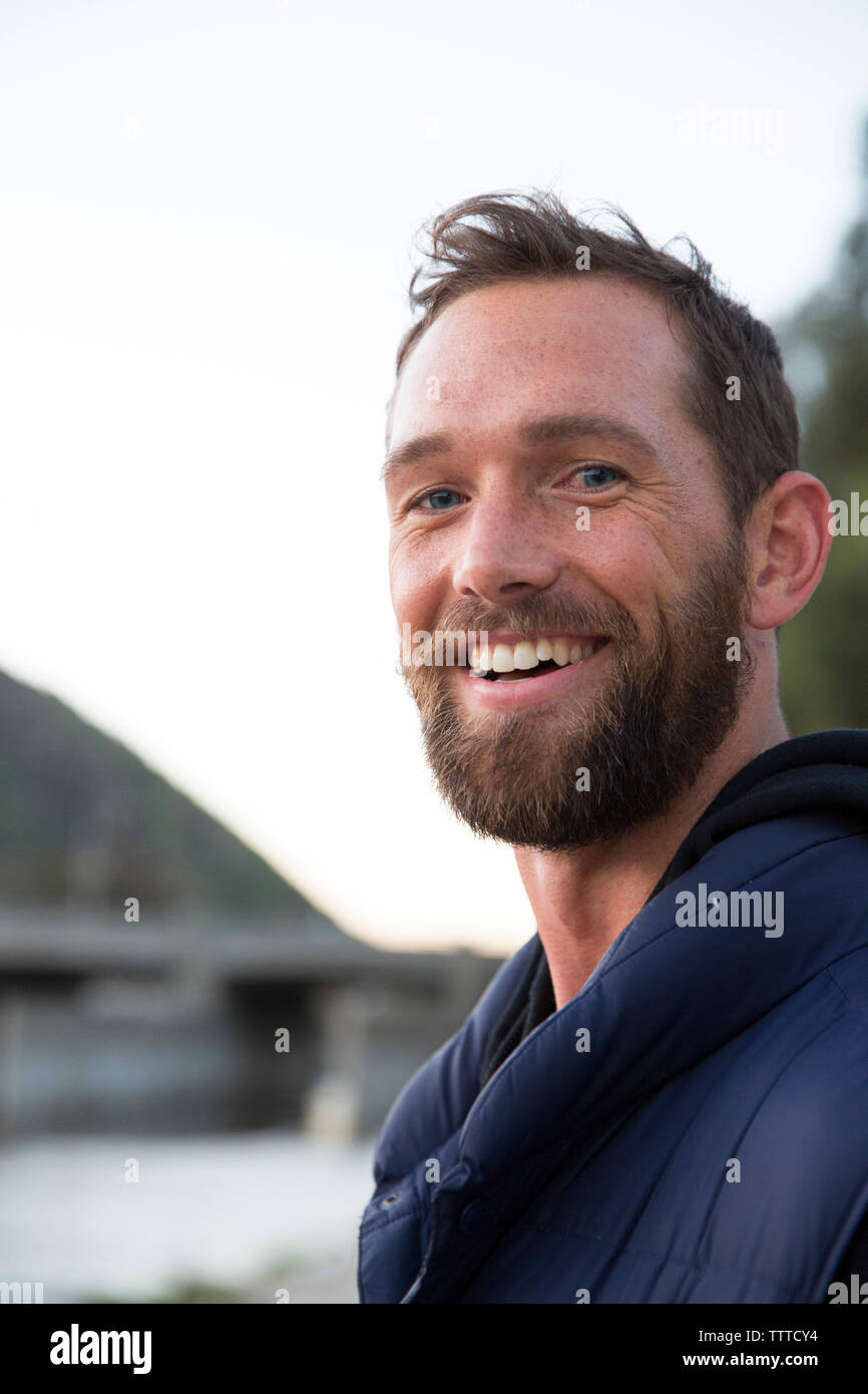 Man smiling portrait hi-res stock photography and images - Alamy