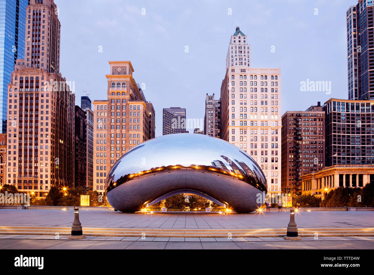 Cloud gate reflection skyscrapers hi-res stock photography and images ...
