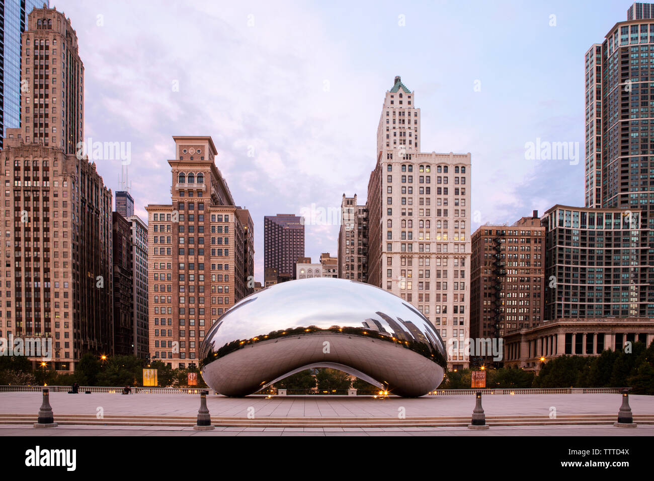 Cloud gate reflection skyscrapers hi-res stock photography and images ...