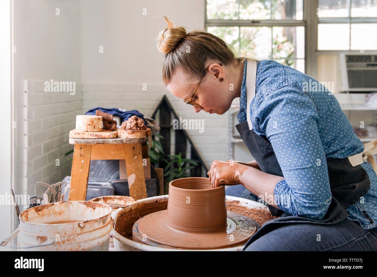 Molding a pot of clay hi-res stock photography and images - Alamy