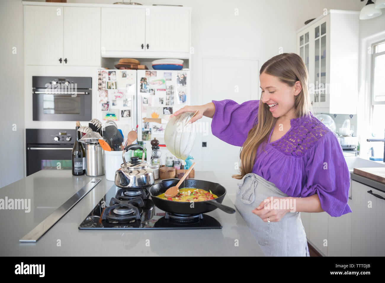 Batter In Pan Stock Photos & Batter In Pan Stock Images - Alamy