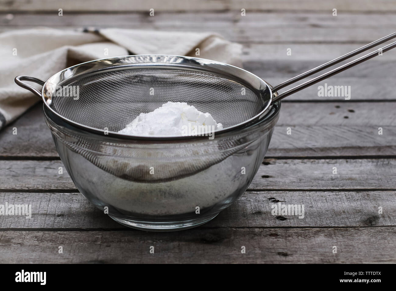 Flour sieve hi-res stock photography and images - Alamy
