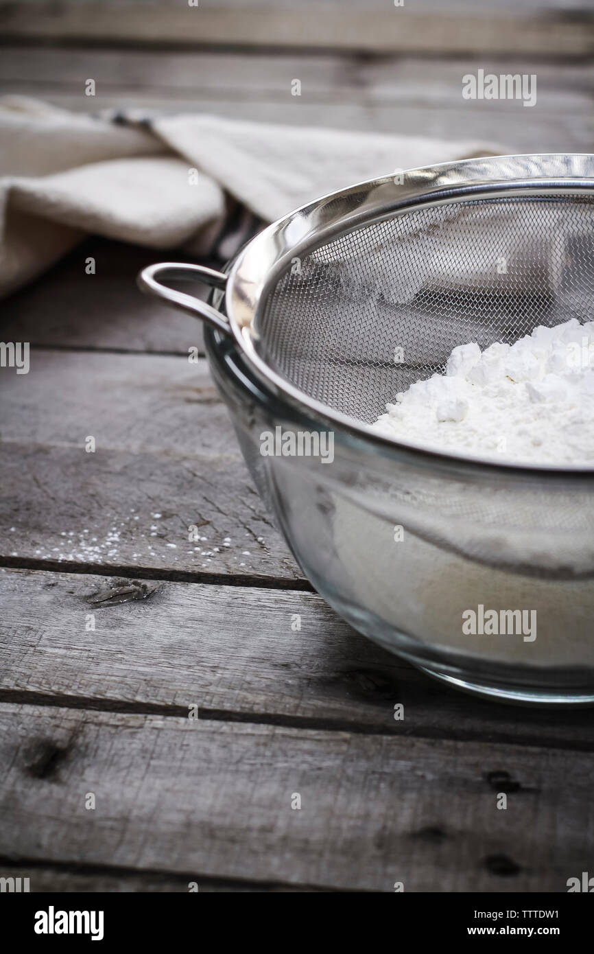 Flour sieve hi-res stock photography and images - Alamy