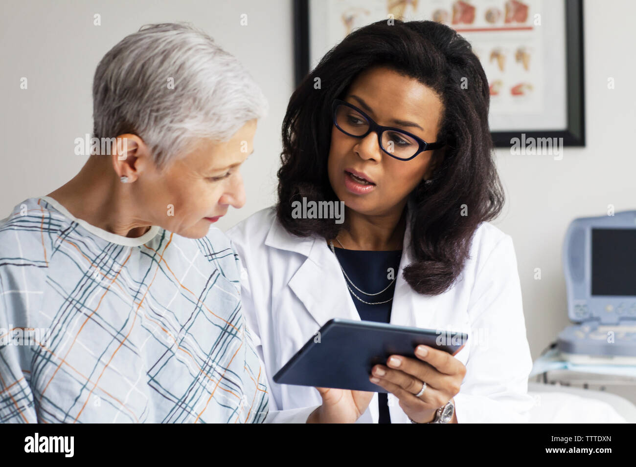 Doctor computer patient hospital hi-res stock photography and images ...