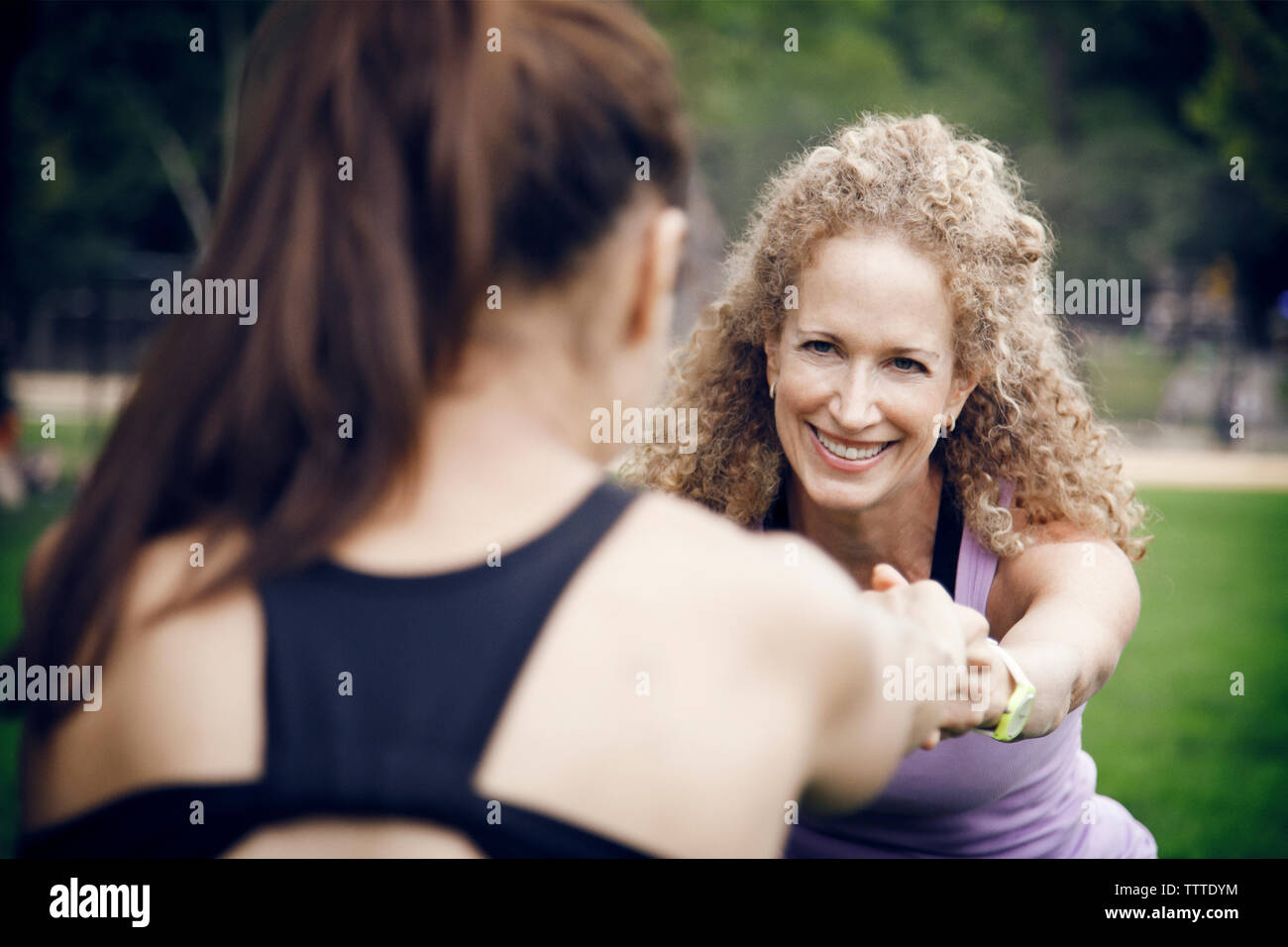 Two people stretching hands hi-res stock photography and images - Alamy