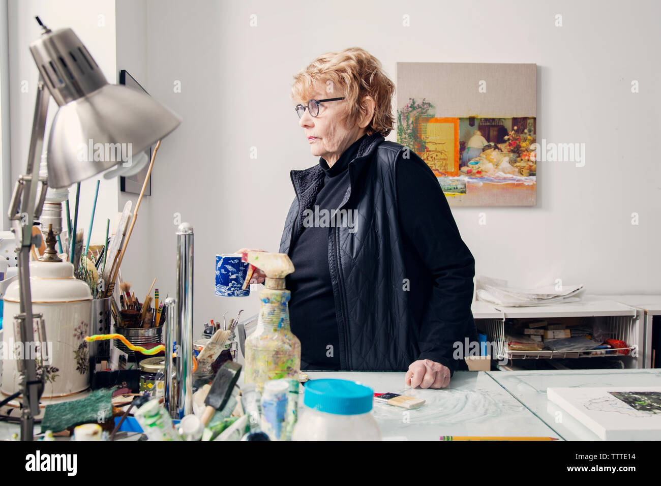 Table standing hi-res stock photography and images - Alamy