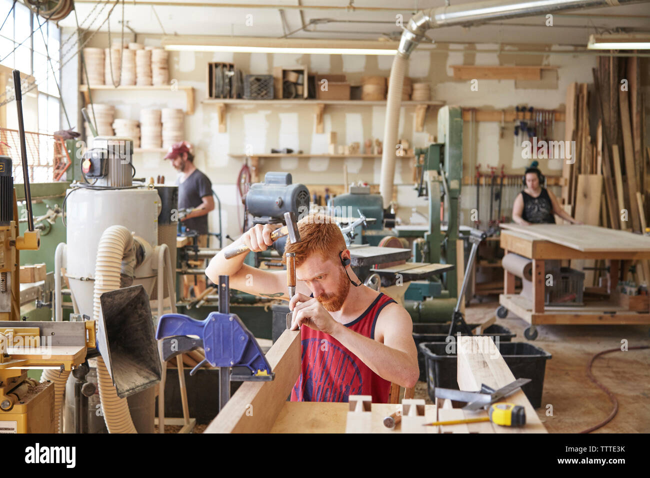 Workers in workshop hammer hi-res stock photography and images - Alamy