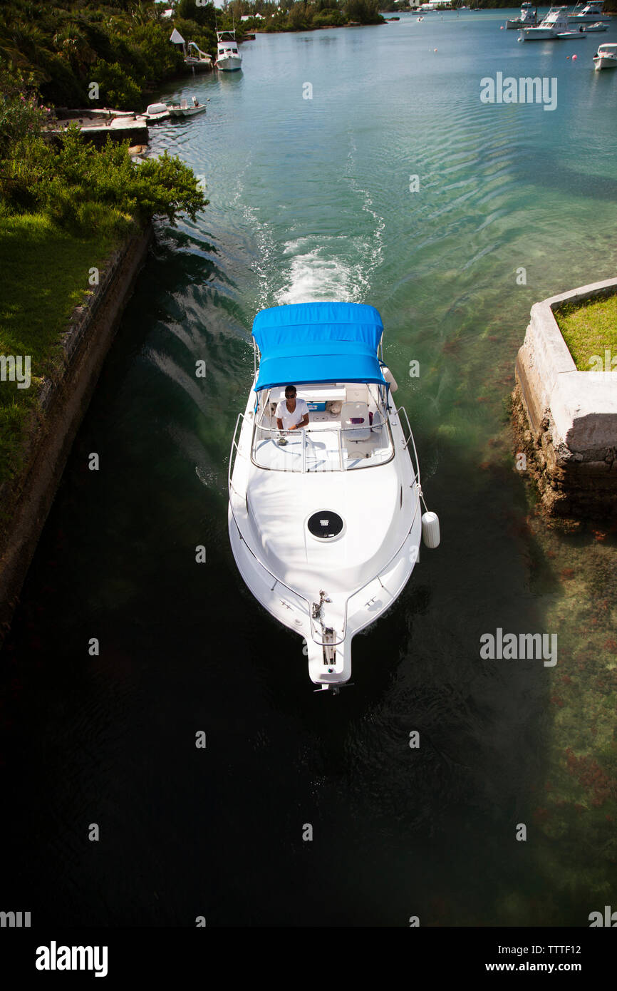 BERMUDA. A boat about to go under the Somerset Bridge. The world's ...