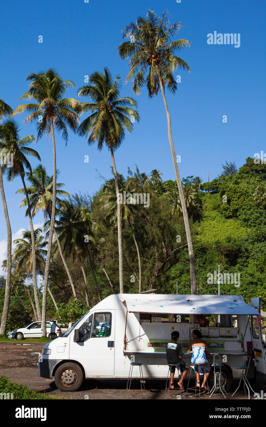 FRENCH POLYNESIA, Tahiti. A food truck at Papenoo Beach Stock Photo - Alamy