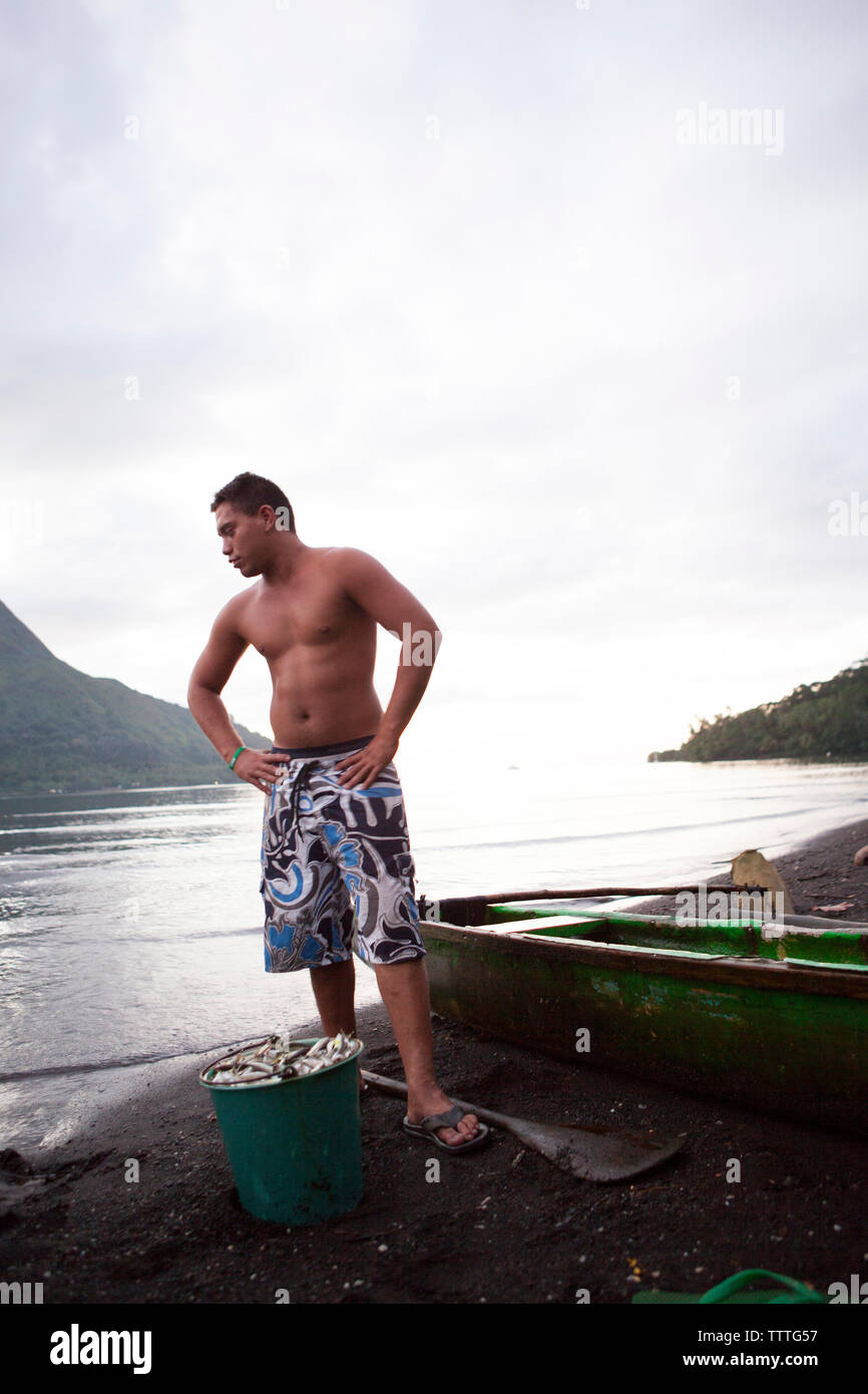 FRENCH POLYNESIA, Moorea. Local family fishing along the beach Stock ...
