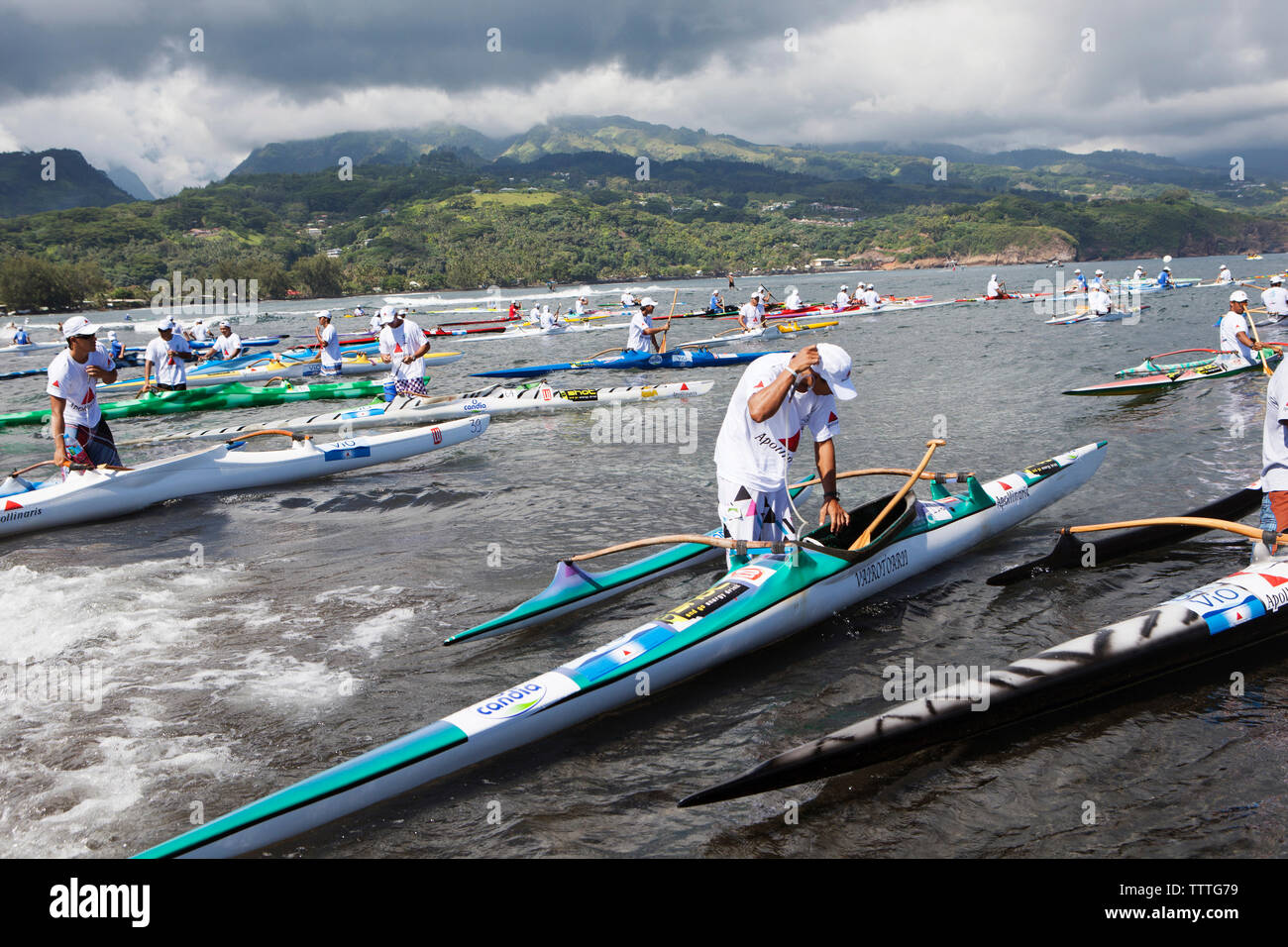 Outrigger race polynesia hi-res stock photography and images - Alamy
