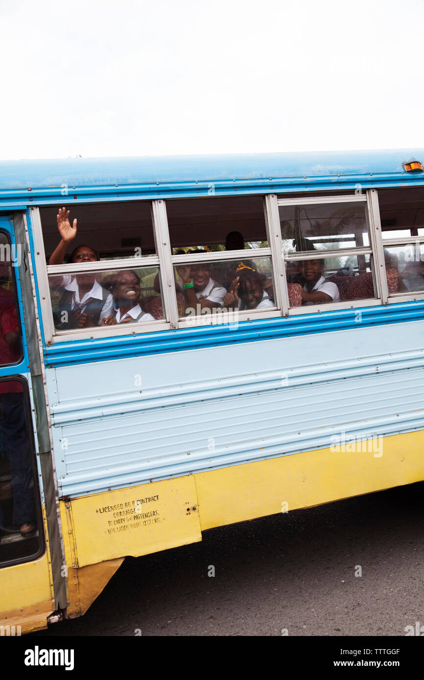 JAMAICA, Port Antonio. A school bus and students Stock Photo - Alamy