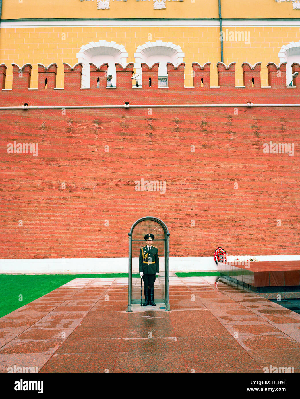 RUSSIA, Moscow, soldier standing at the tomb of unknown soldier Stock Photo - Alamy