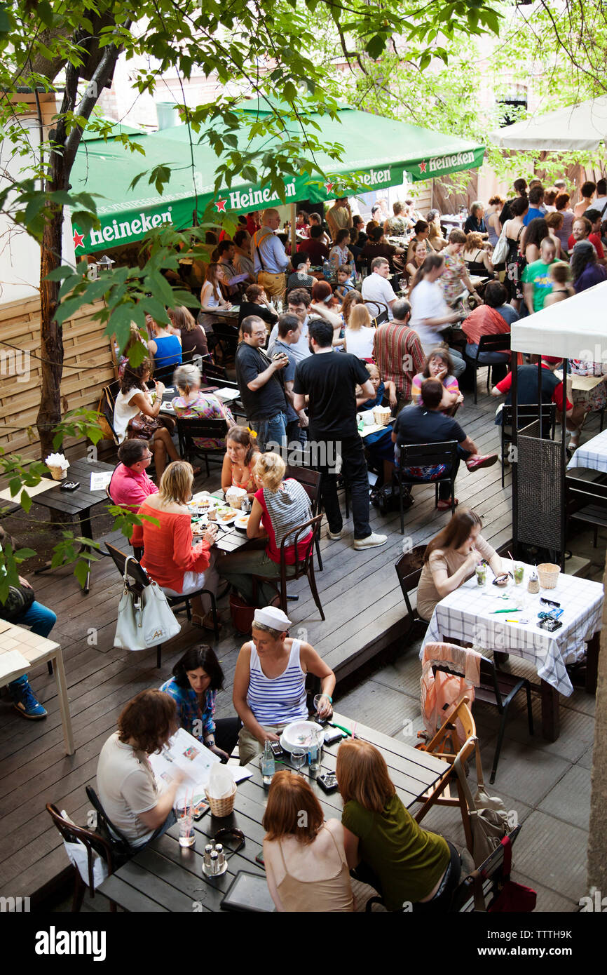 RUSSIA, Moscow. Crowd at the Kvartira 44 Bar Stock Photo - Alamy