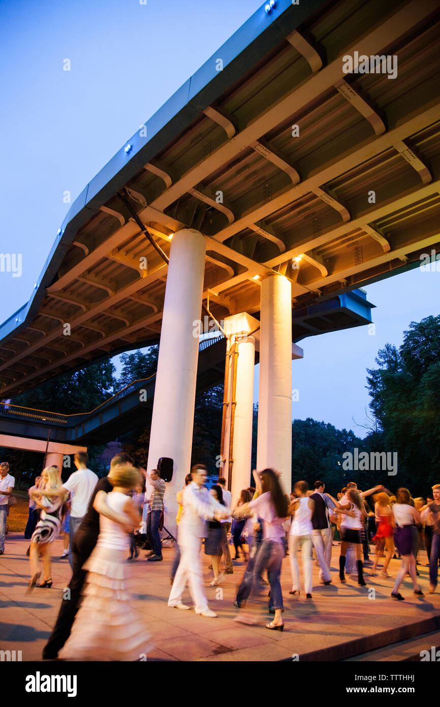 Exterior dance class hi-res stock photography and images - Alamy