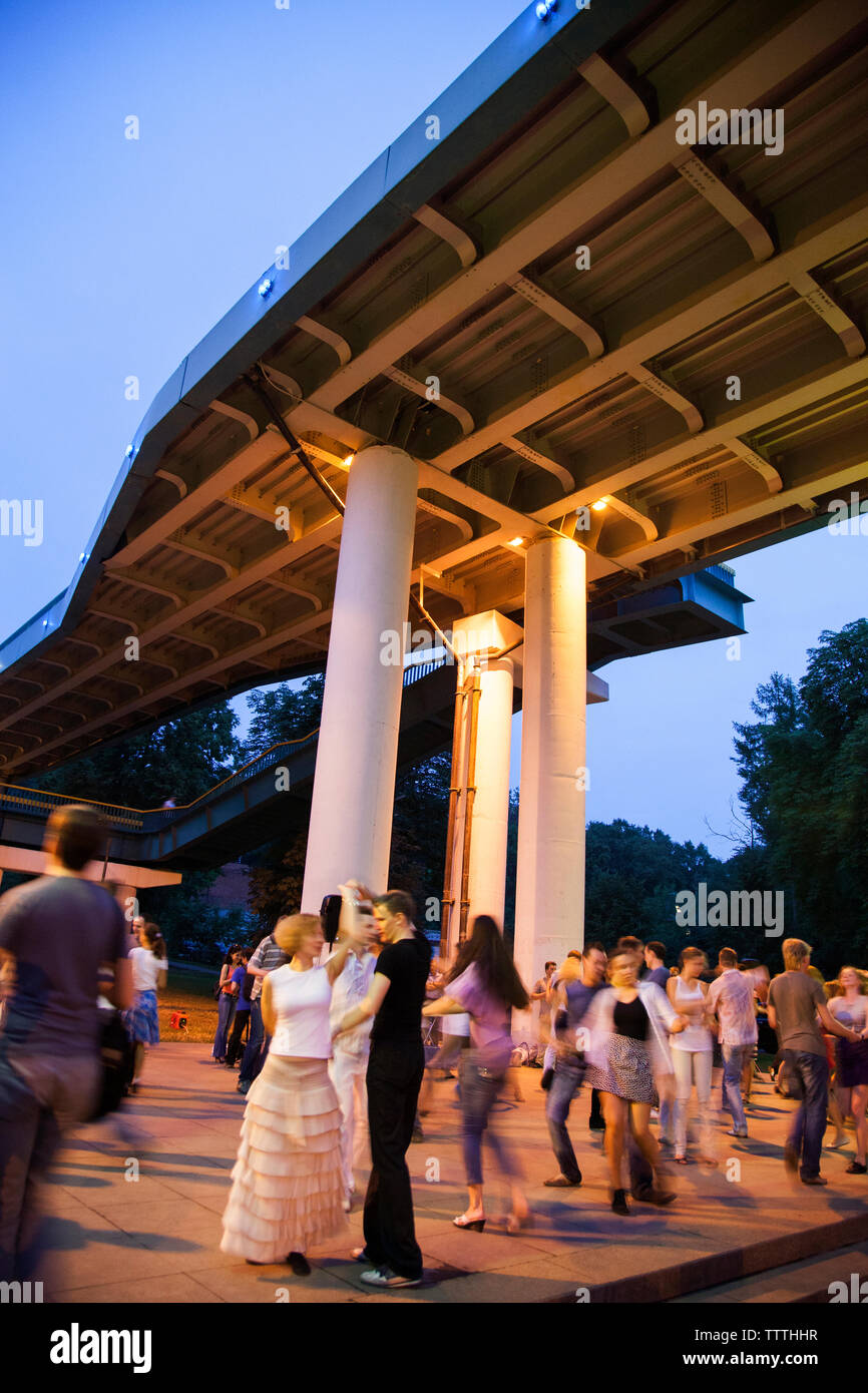 Exterior dance class hi-res stock photography and images - Alamy