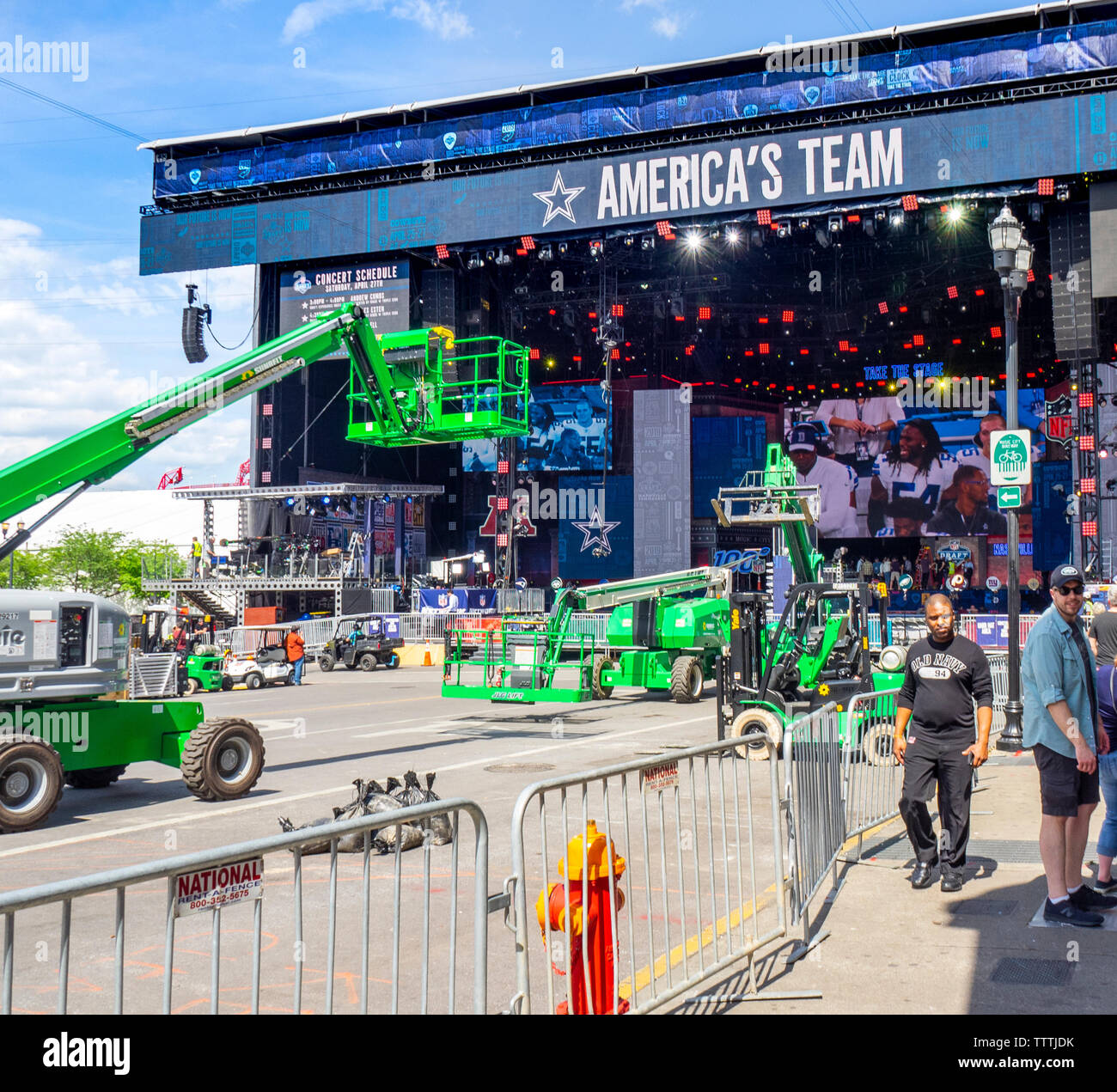 Mobile cherry picker truck hi-res stock photography and images - Alamy