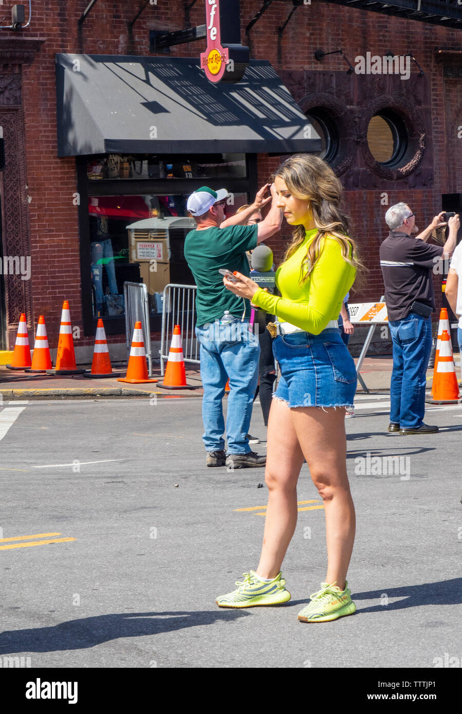 Female reporter hi-res stock photography and images - Alamy