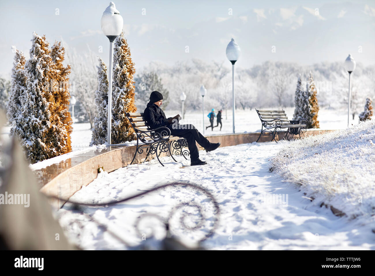 Black old man book hi-res stock photography and images - Alamy