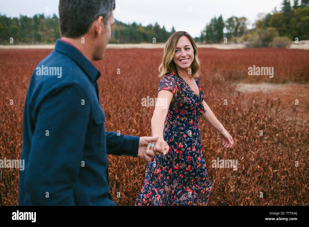 Old couple walking field hi-res stock photography and images - Alamy