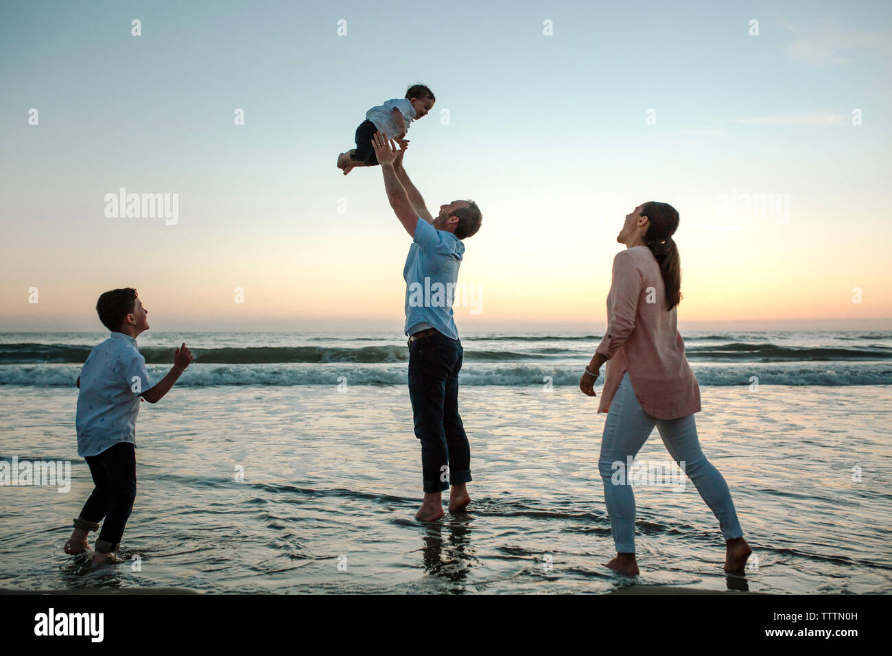 Family enjoying the beach hi-res stock photography and images - Alamy