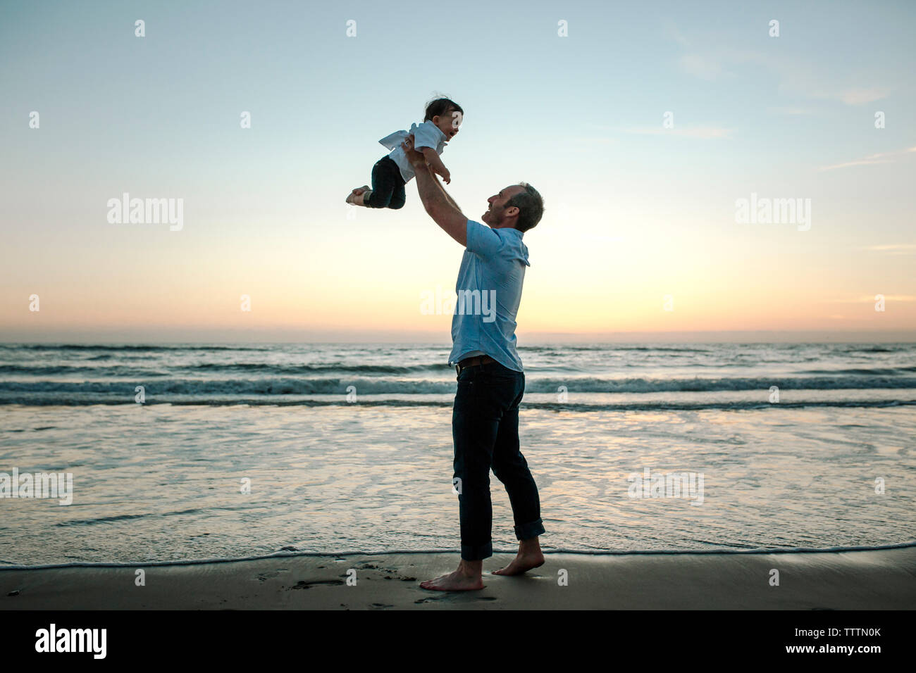 Father son sunset beach hi-res stock photography and images - Alamy