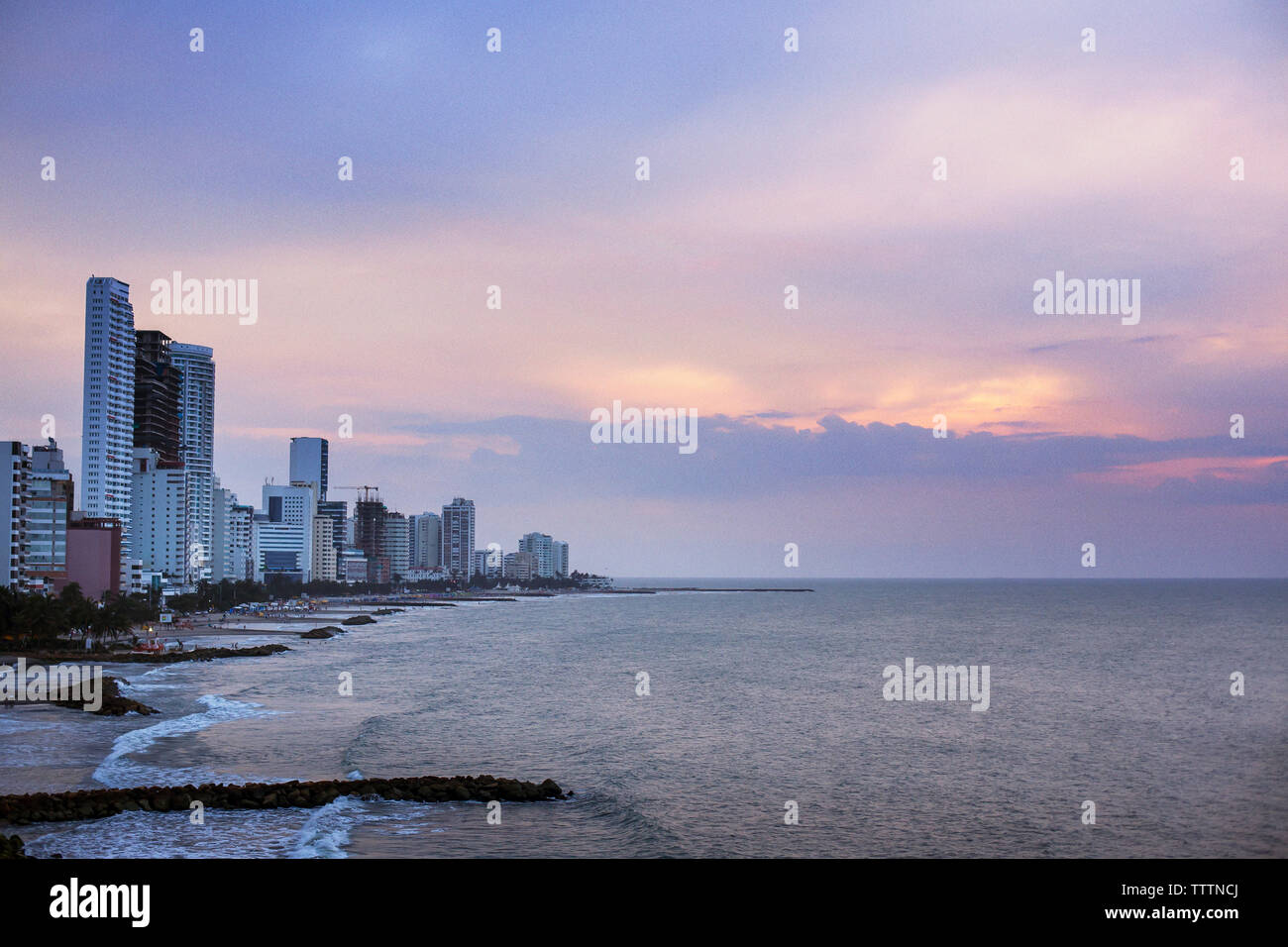 Tall buildings and sea hi-res stock photography and images - Alamy