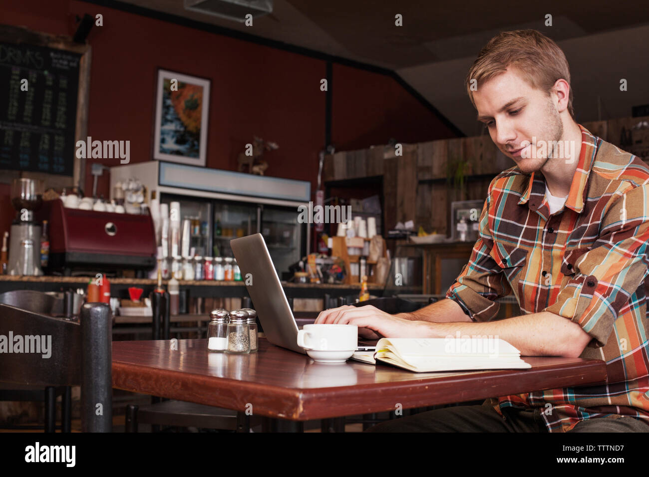 Working coffee shop computer hi-res stock photography and images - Alamy