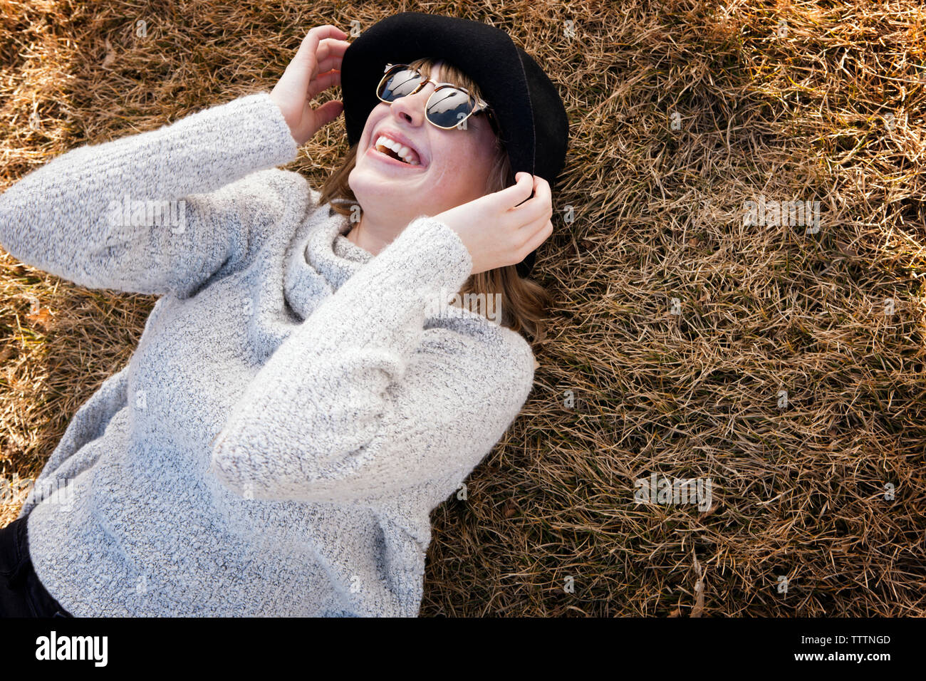 Woman back hat grass hi-res stock photography and images - Alamy