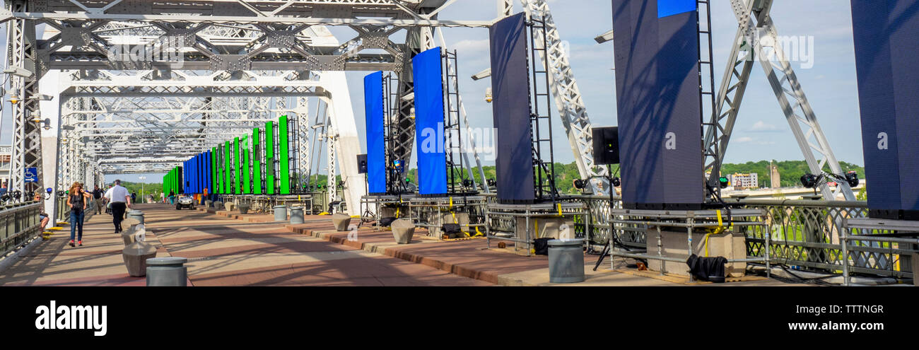 Television screens on street hi-res stock photography and images - Alamy