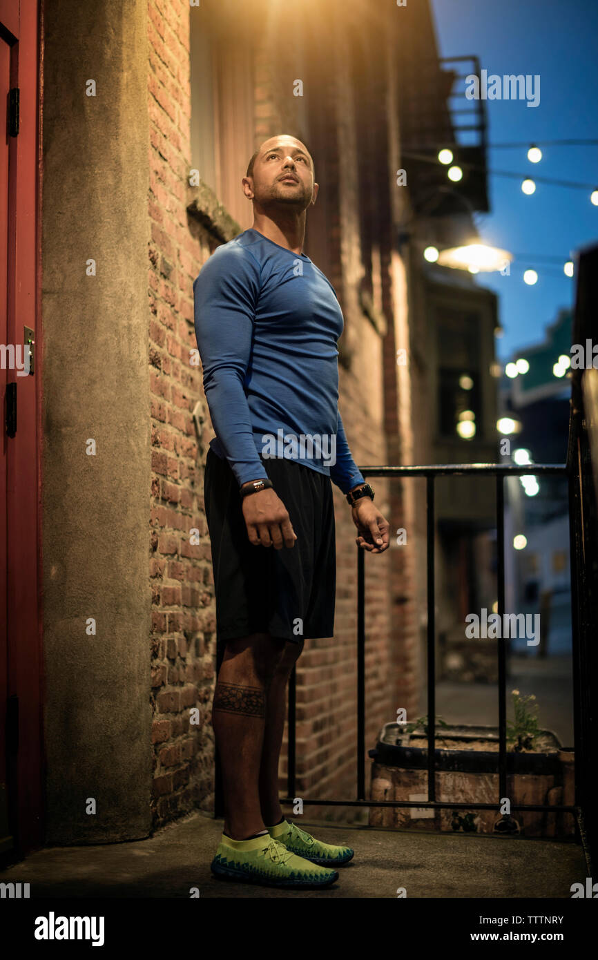 Buildings looking up hi-res stock photography and images - Alamy