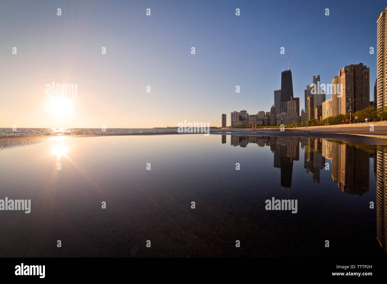 Sunlight reflection building exterior hi-res stock photography and ...