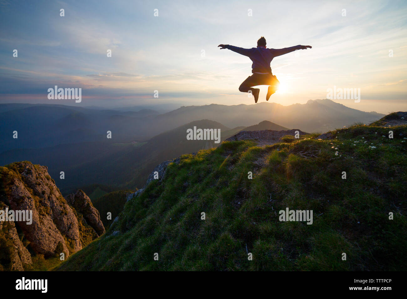 Man jumping back hi-res stock photography and images - Alamy